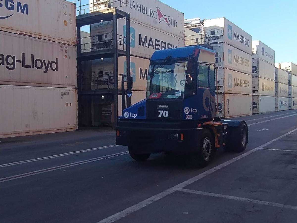 TCP recebe 10 novos caminhões para transporte de contêineres no pátio ...