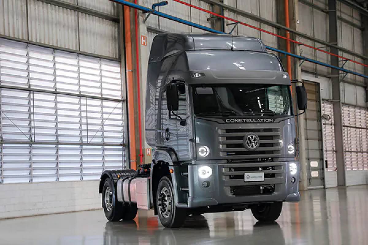 Volkswagen lança novo caminhão Constellation 20.480 no Brasil ...